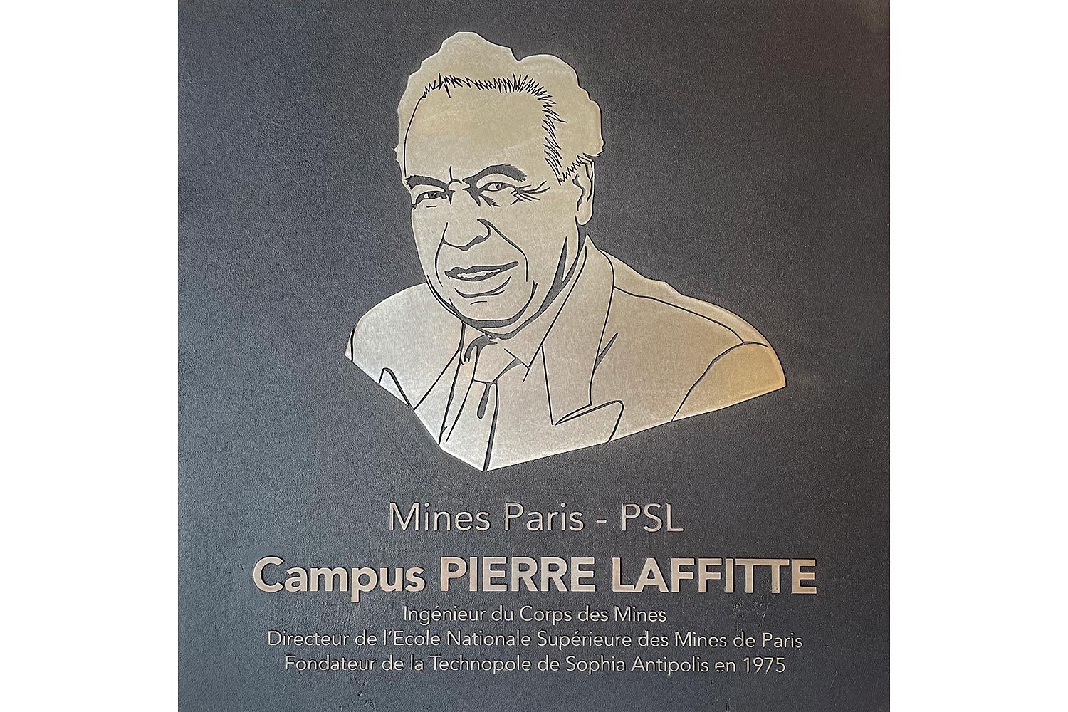 Cérémonie d'inauguration avec plaque d'inauguration